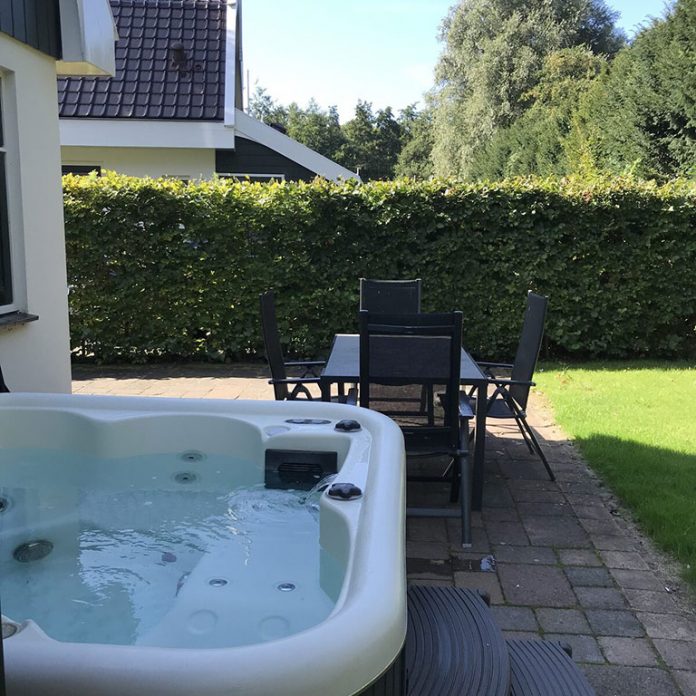 22x de mooiste huisjes met jacuzzi of bubbelbad in de tuin